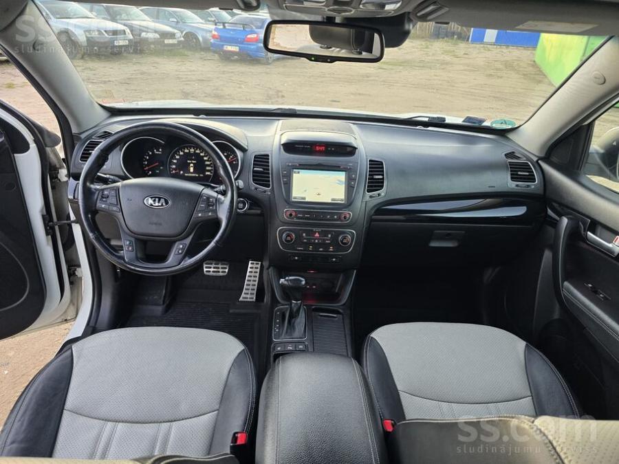 White Kia Sorento 2013 in Liepaja, with an engine capacity of 2.20 L and mileage of 227 thousand km for 9500 €, photo 13 on AUTOMOTO.COM.LV
