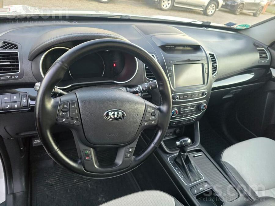 White Kia Sorento 2013 in Liepaja, with an engine capacity of 2.20 L and mileage of 227 thousand km for 9500 €, photo 15 on AUTOMOTO.COM.LV