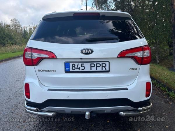 White Kia Sorento 2014 in Tallinn, with an engine capacity of 2.20 L and mileage of 197 thousand km for 14500 €, photo 11 on AUTOMOTO.COM.LV