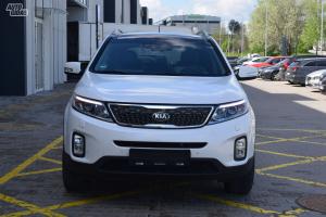 White Kia Sorento 2014 in Vilnius, with an engine capacity of 2.20 L and mileage of 227 thousand km for 11000 €, photo 3 on AUTOMOTO.COM.LV