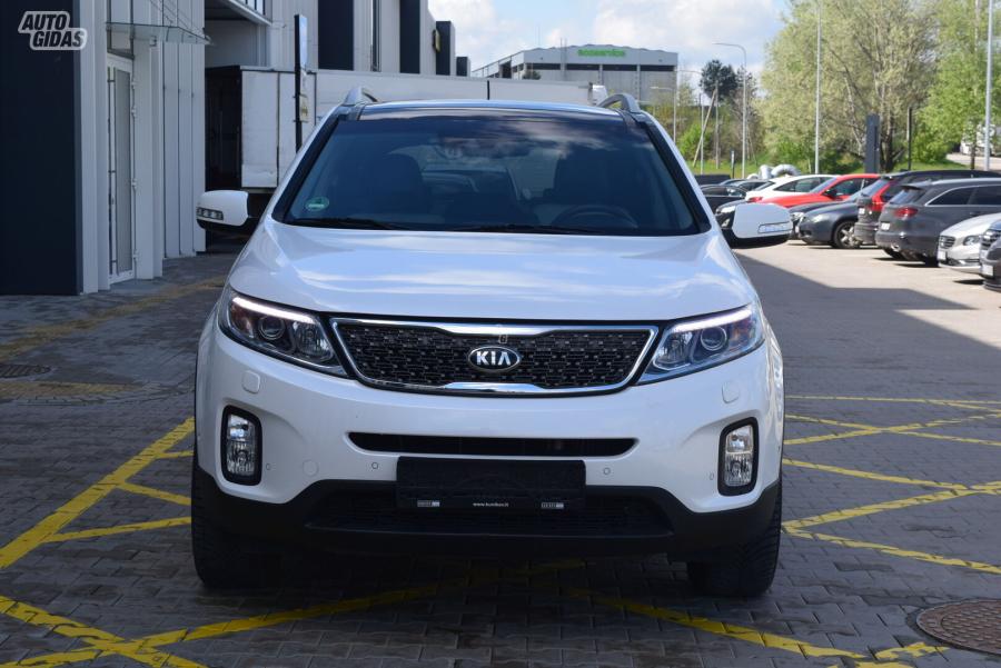 White Kia Sorento 2014 in Vilnius, with an engine capacity of 2.20 L and mileage of 227 thousand km for 11000 €, photo 3 on AUTOMOTO.COM.LV