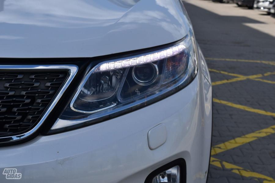 White Kia Sorento 2014 in Vilnius, with an engine capacity of 2.20 L and mileage of 227 thousand km for 11000 €, photo 9 on AUTOMOTO.COM.LV