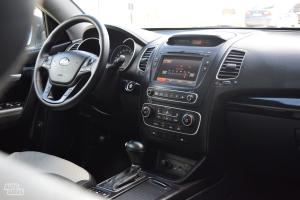 White Kia Sorento 2014 in Vilnius, with an engine capacity of 2.20 L and mileage of 227 thousand km for 11000 €, photo 14 on AUTOMOTO.COM.LV