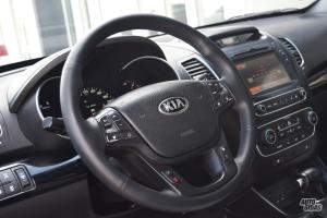 White Kia Sorento 2014 in Vilnius, with an engine capacity of 2.20 L and mileage of 227 thousand km for 11000 €, photo 15 on AUTOMOTO.COM.LV