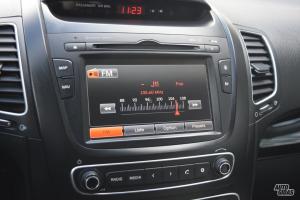 White Kia Sorento 2014 in Vilnius, with an engine capacity of 2.20 L and mileage of 227 thousand km for 11000 €, photo 22 on AUTOMOTO.COM.LV