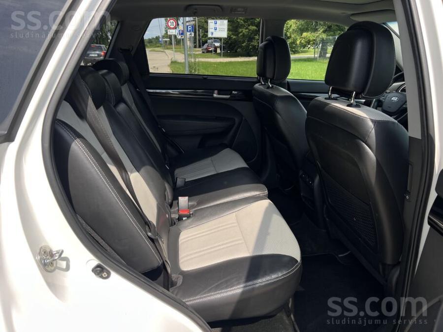 Balts Kia Sorento 2014 Limbaži, ar dzinēja tilpumu 2.20 L un nobraukumu 213 tūkst. km par 13350 €, foto 12 vietnē AUTOMOTO.COM.LV