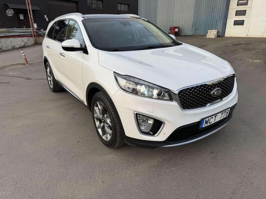White Kia Sorento 2015 in Vilnius, with an engine capacity of 2.20 L and mileage of 254 thousand km for 11500 €, photo 4 on AUTOMOTO.COM.LV