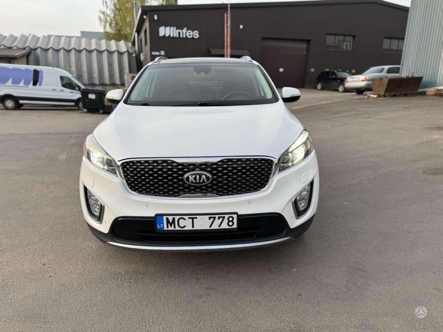 White Kia Sorento 2015 in Vilnius, with an engine capacity of 2.20 L and mileage of 254 thousand km for 11500 €, photo 5 on AUTOMOTO.COM.LV