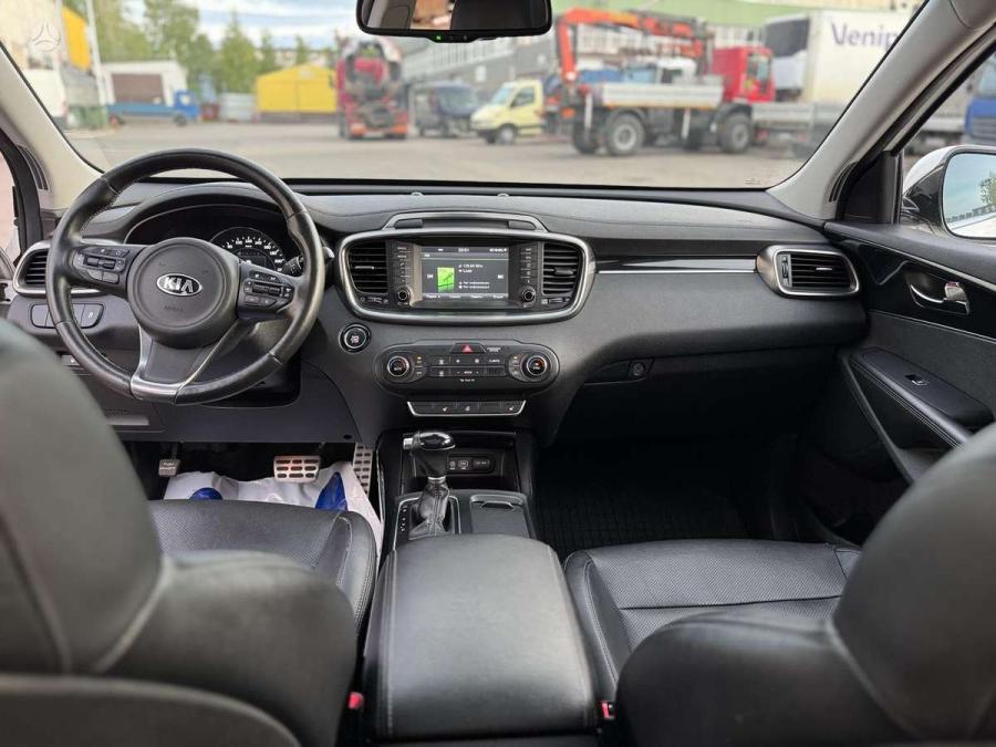 White Kia Sorento 2015 in Vilnius, with an engine capacity of 2.20 L and mileage of 254 thousand km for 11500 €, photo 17 on AUTOMOTO.COM.LV