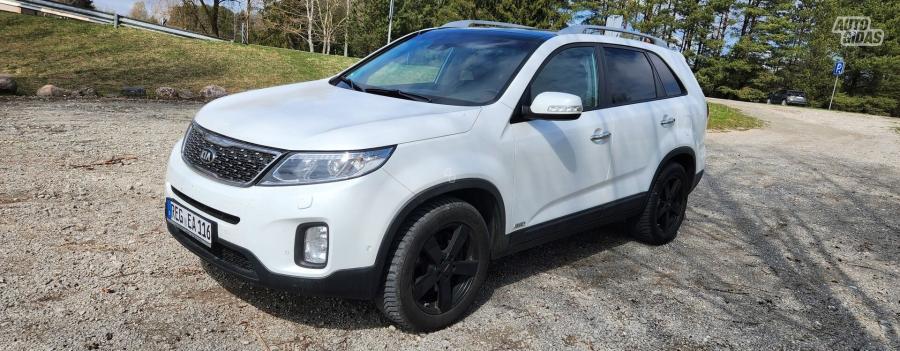 White Kia Sorento 2015 in Vilnius, with an engine capacity of 2.20 L and mileage of 165 thousand km for 8299 €, photo 4 on AUTOMOTO.COM.LV