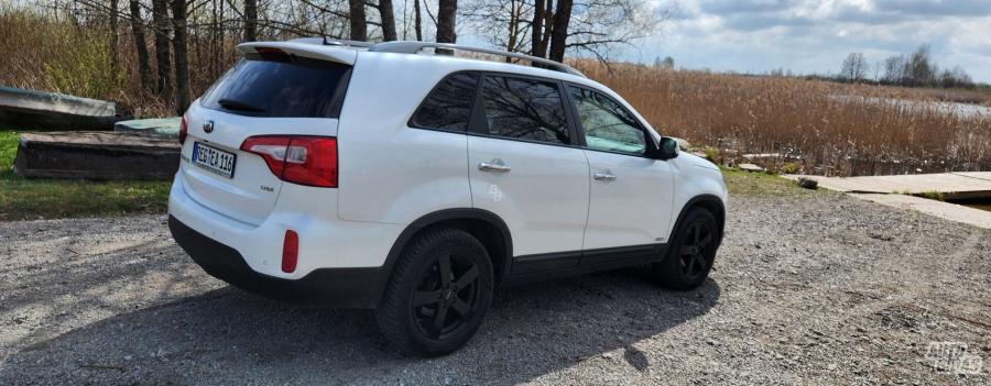 White Kia Sorento 2015 in Vilnius, with an engine capacity of 2.20 L and mileage of 165 thousand km for 8299 €, photo 5 on AUTOMOTO.COM.LV