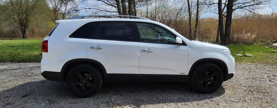 White Kia Sorento 2015 in Vilnius, with an engine capacity of 2.20 L and mileage of 165 thousand km for 8299 €, photo 8 on AUTOMOTO.COM.LV