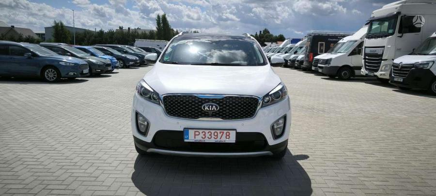 White Kia Sorento 2015 in Taurage, with an engine capacity of 2.20 L and mileage of 203 thousand km for 12500 €, photo 4 on AUTOMOTO.COM.LV