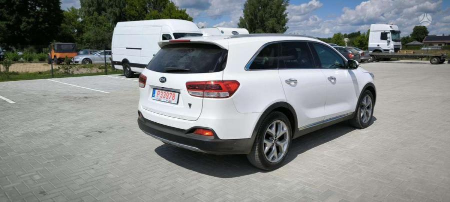 White Kia Sorento 2015 in Taurage, with an engine capacity of 2.20 L and mileage of 203 thousand km for 12500 €, photo 5 on AUTOMOTO.COM.LV