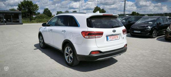 White Kia Sorento 2015 in Taurage, with an engine capacity of 2.20 L and mileage of 203 thousand km for 12500 €, photo 5 on AUTOMOTO.COM.LV