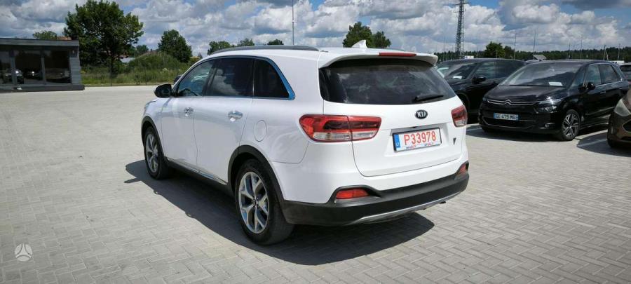 White Kia Sorento 2015 in Taurage, with an engine capacity of 2.20 L and mileage of 203 thousand km for 12500 €, photo 6 on AUTOMOTO.COM.LV