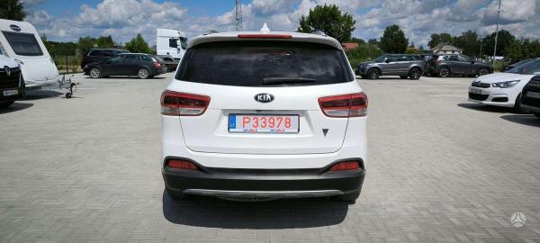 White Kia Sorento 2015 in Taurage, with an engine capacity of 2.20 L and mileage of 203 thousand km for 12500 €, photo 6 on AUTOMOTO.COM.LV