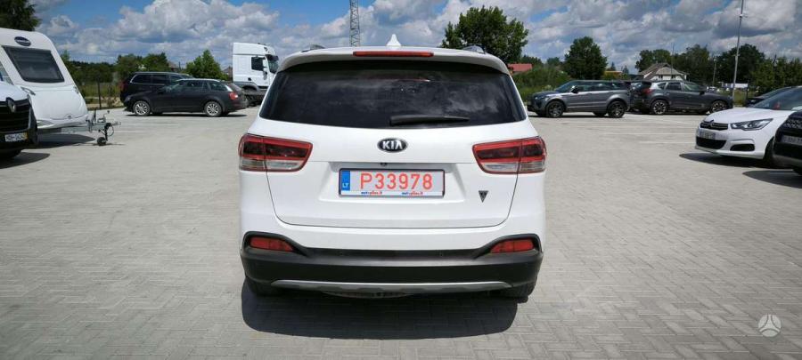 White Kia Sorento 2015 in Taurage, with an engine capacity of 2.20 L and mileage of 203 thousand km for 12500 €, photo 7 on AUTOMOTO.COM.LV