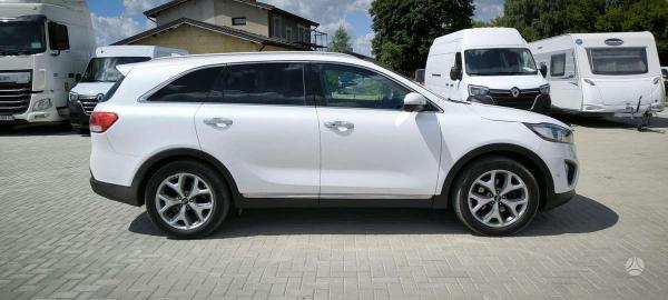 White Kia Sorento 2015 in Taurage, with an engine capacity of 2.20 L and mileage of 203 thousand km for 12500 €, photo 7 on AUTOMOTO.COM.LV