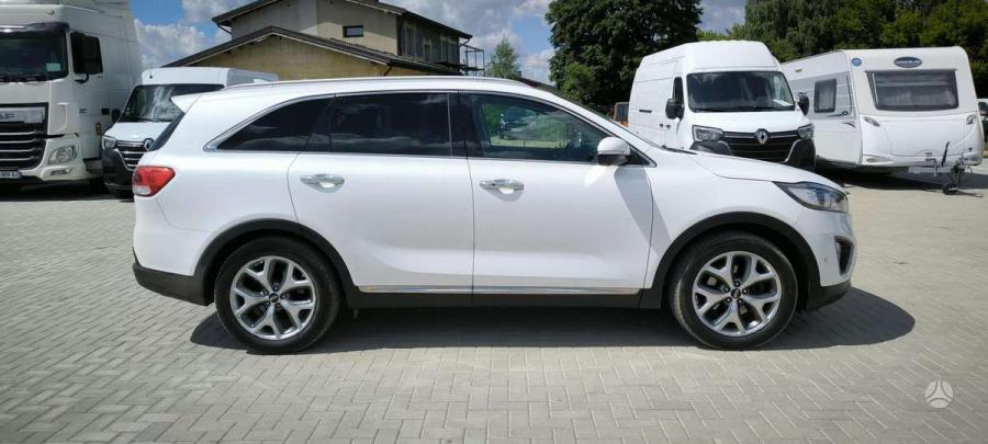 White Kia Sorento 2015 in Taurage, with an engine capacity of 2.20 L and mileage of 203 thousand km for 12500 €, photo 8 on AUTOMOTO.COM.LV