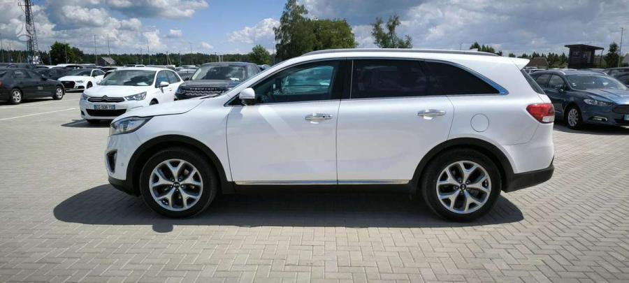 White Kia Sorento 2015 in Taurage, with an engine capacity of 2.20 L and mileage of 203 thousand km for 12500 €, photo 9 on AUTOMOTO.COM.LV