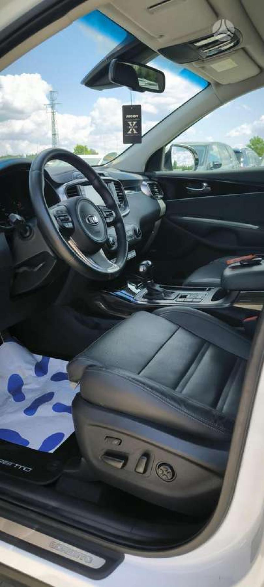 White Kia Sorento 2015 in Taurage, with an engine capacity of 2.20 L and mileage of 203 thousand km for 12500 €, photo 10 on AUTOMOTO.COM.LV