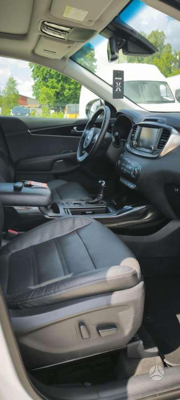 White Kia Sorento 2015 in Taurage, with an engine capacity of 2.20 L and mileage of 203 thousand km for 12500 €, photo 10 on AUTOMOTO.COM.LV
