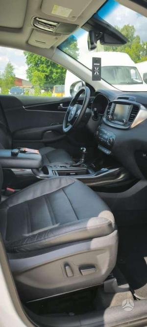 White Kia Sorento 2015 in Taurage, with an engine capacity of 2.20 L and mileage of 203 thousand km for 12500 €, photo 11 on AUTOMOTO.COM.LV