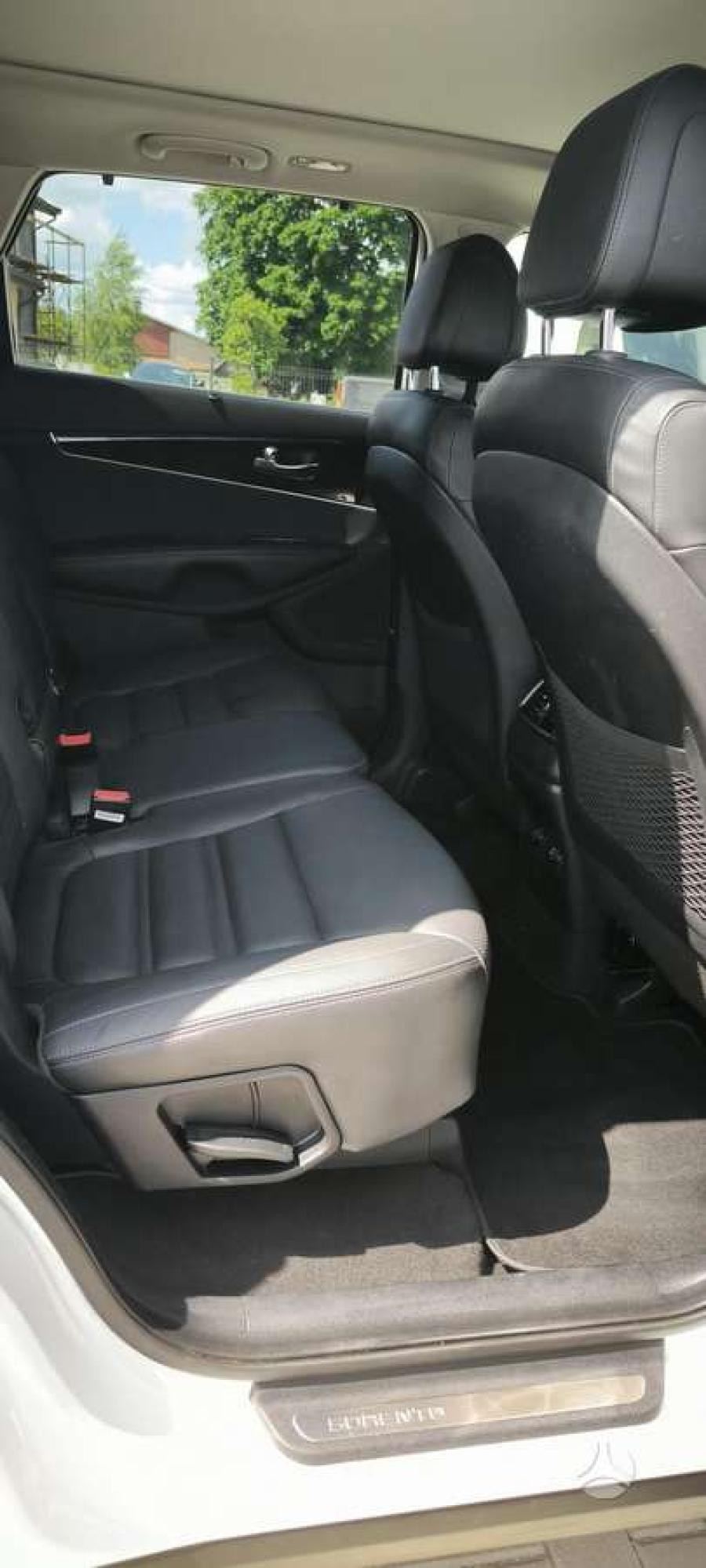 White Kia Sorento 2015 in Taurage, with an engine capacity of 2.20 L and mileage of 203 thousand km for 12500 €, photo 12 on AUTOMOTO.COM.LV