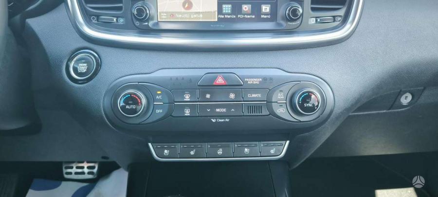 White Kia Sorento 2015 in Taurage, with an engine capacity of 2.20 L and mileage of 203 thousand km for 12500 €, photo 15 on AUTOMOTO.COM.LV
