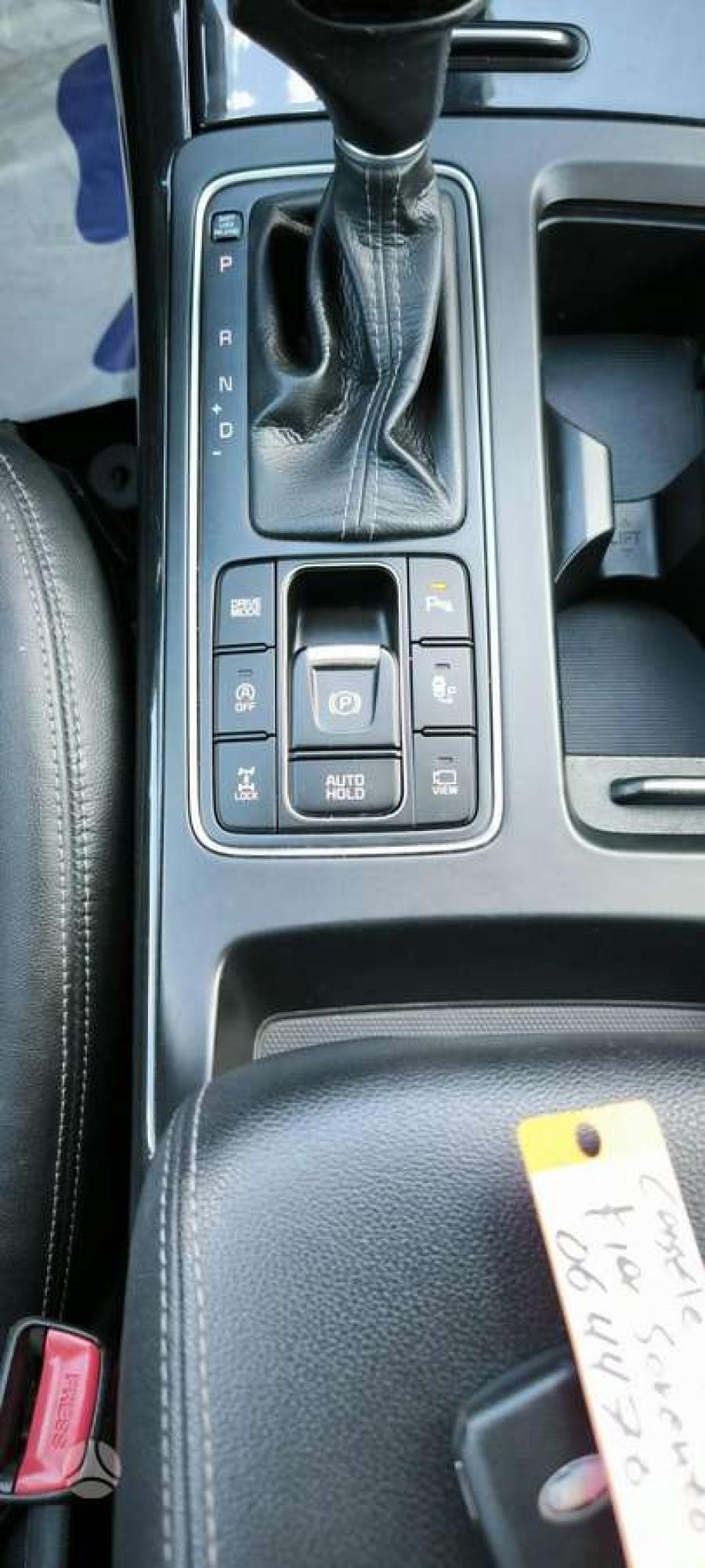 White Kia Sorento 2015 in Taurage, with an engine capacity of 2.20 L and mileage of 203 thousand km for 12500 €, photo 16 on AUTOMOTO.COM.LV