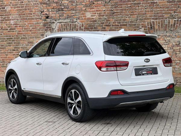 White Kia Sorento 2015 in Kedainiai, with an engine capacity of 2.20 L and mileage of 200 thousand km for 14600 €, photo 9 on AUTOMOTO.COM.LV
