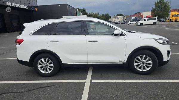 White Kia Sorento 2015 in Vilnius, with an engine capacity of 2.20 L and mileage of 229 thousand km for 11900 €, photo 5 on AUTOMOTO.COM.LV