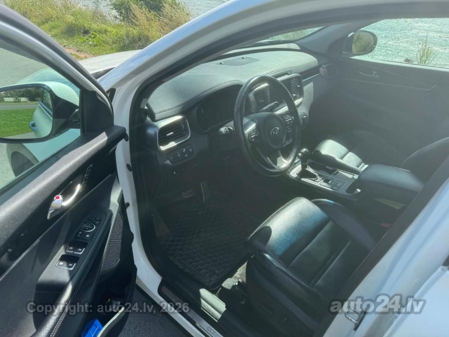 White Kia Sorento 2015 in Tallinn, with an engine capacity of 2.20 L and mileage of 194 thousand km for 13800 €, photo 7 on AUTOMOTO.COM.LV