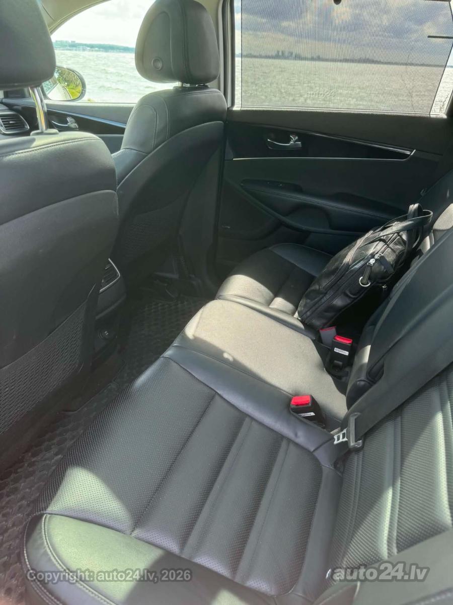 White Kia Sorento 2015 in Tallinn, with an engine capacity of 2.20 L and mileage of 194 thousand km for 13800 €, photo 8 on AUTOMOTO.COM.LV