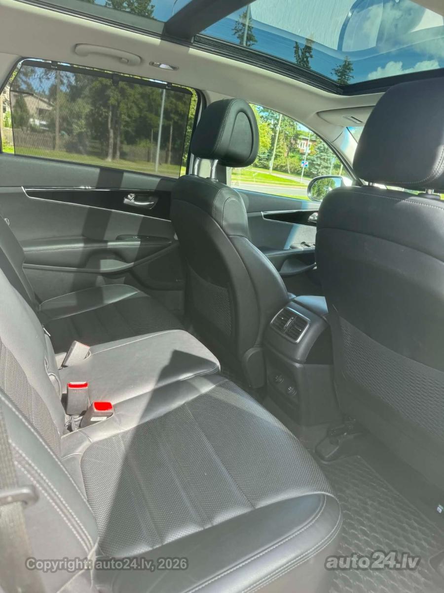 White Kia Sorento 2015 in Tallinn, with an engine capacity of 2.20 L and mileage of 194 thousand km for 13800 €, photo 9 on AUTOMOTO.COM.LV