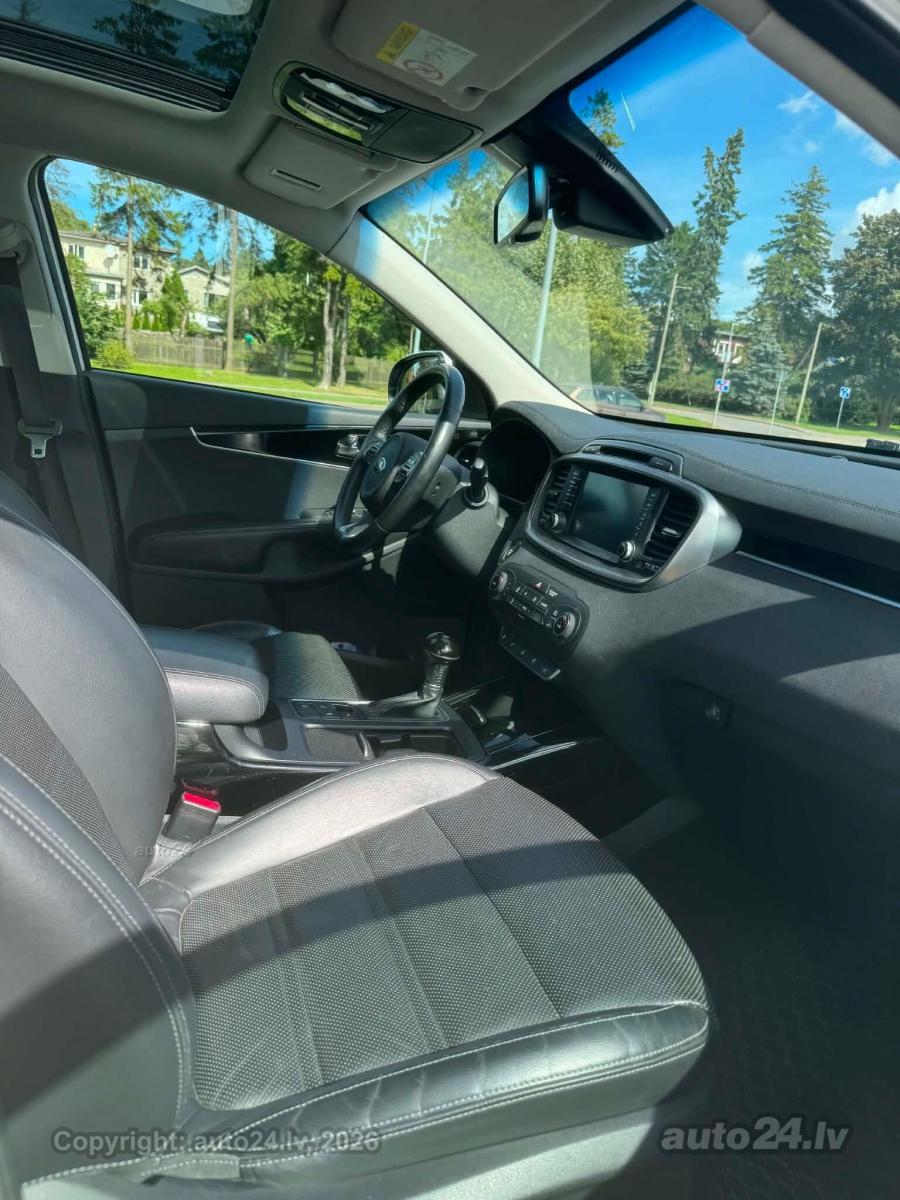 White Kia Sorento 2015 in Tallinn, with an engine capacity of 2.20 L and mileage of 194 thousand km for 13800 €, photo 10 on AUTOMOTO.COM.LV