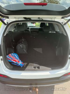 White Kia Sorento 2015 in Tallinn, with an engine capacity of 2.20 L and mileage of 194 thousand km for 13800 €, photo 13 on AUTOMOTO.COM.LV
