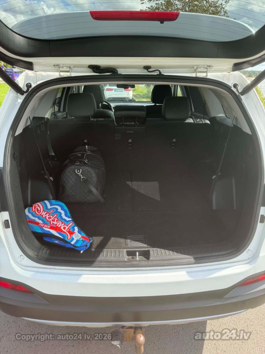 White Kia Sorento 2015 in Tallinn, with an engine capacity of 2.20 L and mileage of 194 thousand km for 13800 €, photo 13 on AUTOMOTO.COM.LV