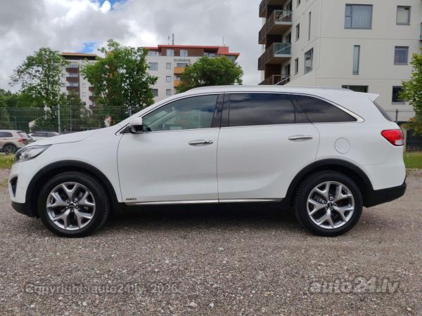 White Kia Sorento 2016 in Tallinn, with an engine capacity of 2.20 L and mileage of 200 thousand km for 14899 €, photo 2 on AUTOMOTO.COM.LV