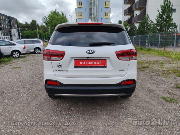 White Kia Sorento 2016 in Tallinn, with an engine capacity of 2.20 L and mileage of 200 thousand km for 14899 €, photo 4 on AUTOMOTO.COM.LV