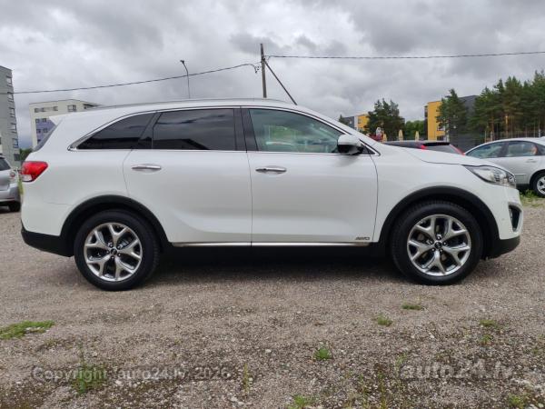 White Kia Sorento 2016 in Tallinn, with an engine capacity of 2.20 L and mileage of 200 thousand km for 14899 €, photo 7 on AUTOMOTO.COM.LV