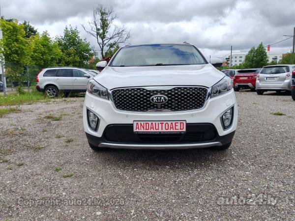White Kia Sorento 2016 in Tallinn, with an engine capacity of 2.20 L and mileage of 200 thousand km for 14899 €, photo 9 on AUTOMOTO.COM.LV