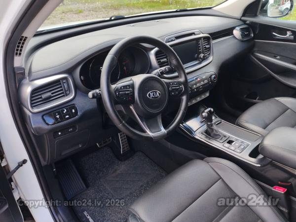 White Kia Sorento 2016 in Tallinn, with an engine capacity of 2.20 L and mileage of 200 thousand km for 14899 €, photo 10 on AUTOMOTO.COM.LV
