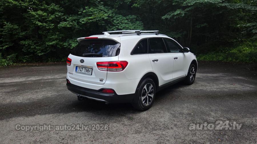 White Kia Sorento 2016 in Tallinn, with an engine capacity of 2.20 L and mileage of 219 thousand km for 13500 €, photo 3 on AUTOMOTO.COM.LV