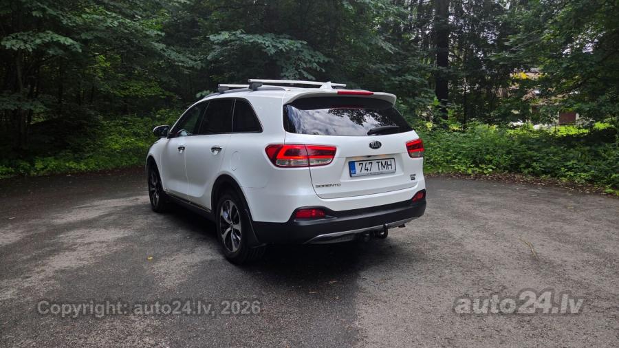 White Kia Sorento 2016 in Tallinn, with an engine capacity of 2.20 L and mileage of 219 thousand km for 13500 €, photo 5 on AUTOMOTO.COM.LV
