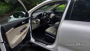White Kia Sorento 2016 in Tallinn, with an engine capacity of 2.20 L and mileage of 219 thousand km for 13500 €, photo 6 on AUTOMOTO.COM.LV
