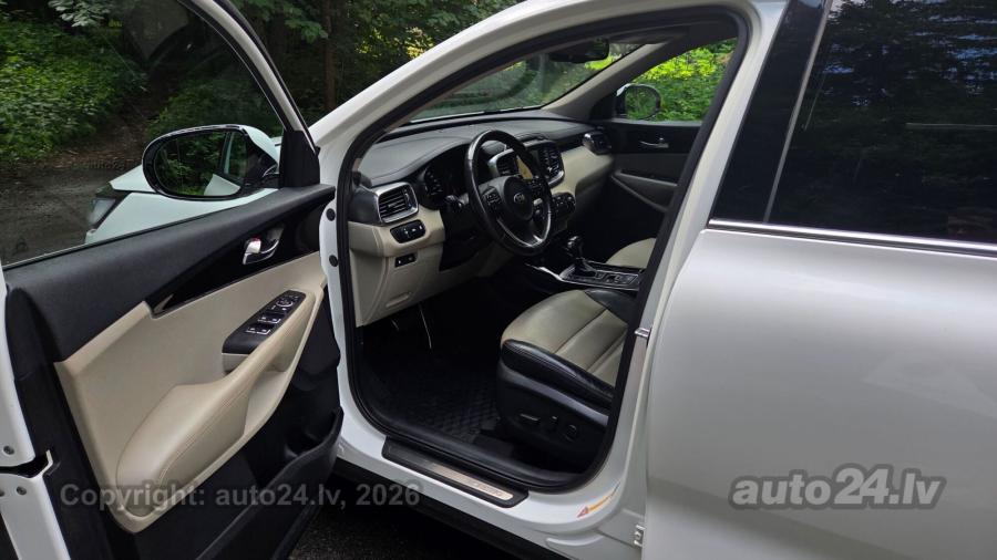 White Kia Sorento 2016 in Tallinn, with an engine capacity of 2.20 L and mileage of 219 thousand km for 13500 €, photo 6 on AUTOMOTO.COM.LV