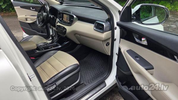 White Kia Sorento 2016 in Tallinn, with an engine capacity of 2.20 L and mileage of 219 thousand km for 13500 €, photo 6 on AUTOMOTO.COM.LV