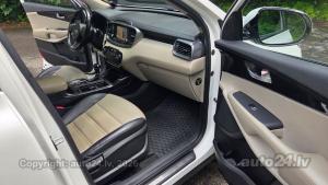 White Kia Sorento 2016 in Tallinn, with an engine capacity of 2.20 L and mileage of 219 thousand km for 13500 €, photo 7 on AUTOMOTO.COM.LV